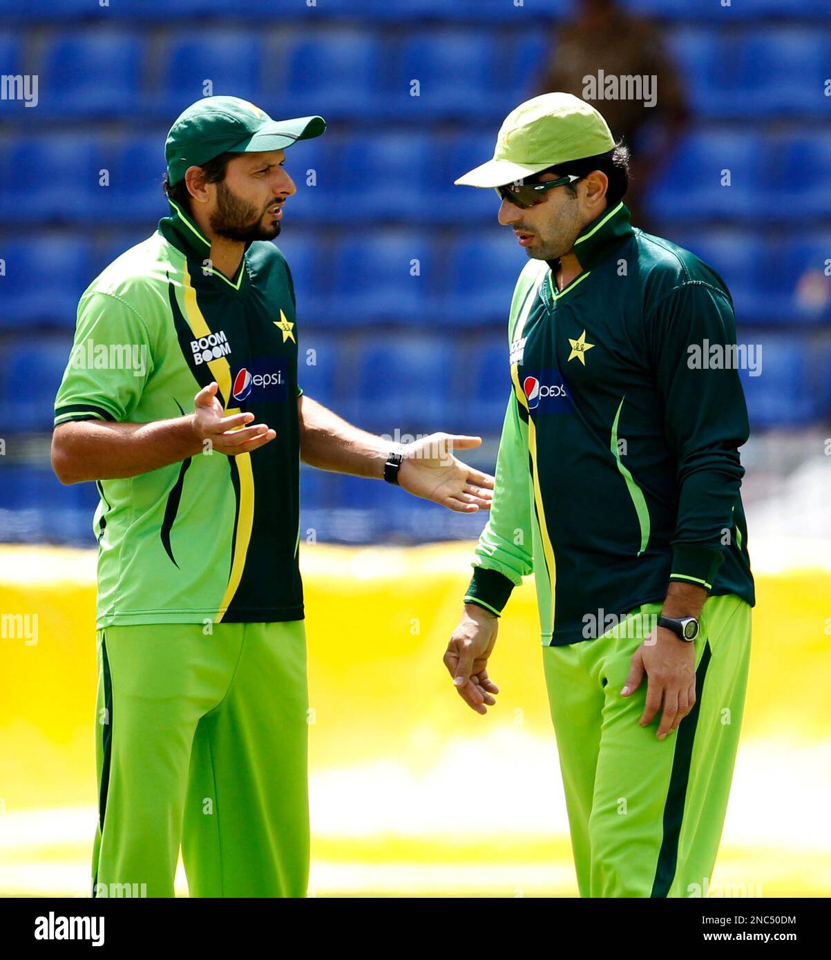 Pakistans Captain Shahid Afridi Left Chats With His Vice Captain