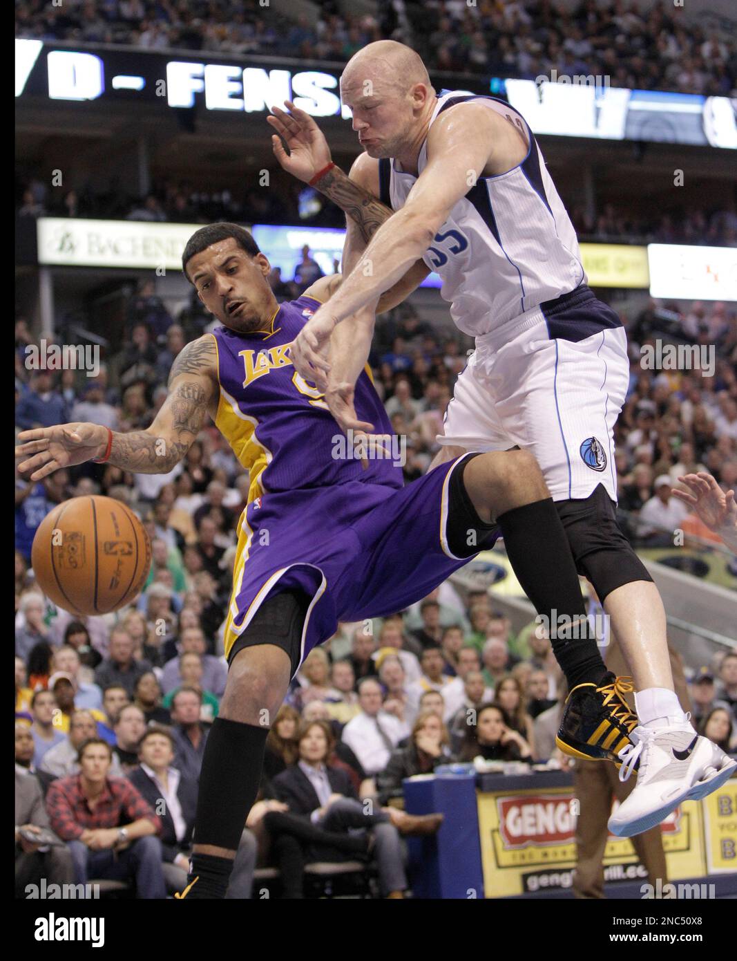 Los Angeles Lakers Matt Barnes (9) takes the hard foul from Dallas ...