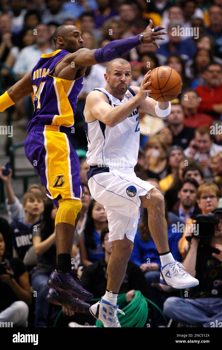 Dallas Mavericks point guard Jason Kidd (2) passes off the ball against ...