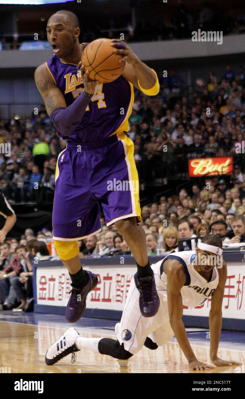 Los Angeles Lakers Kobe Bryant (24) grabs the loose ball in front of ...
