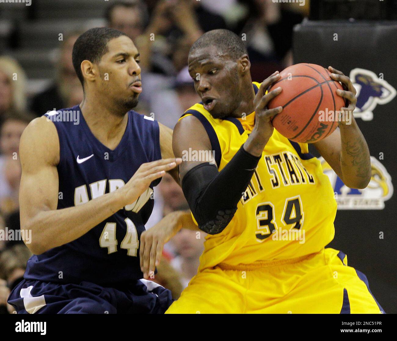 Kent State's Justin Greene (34) rolls to the basket against Akron's ...