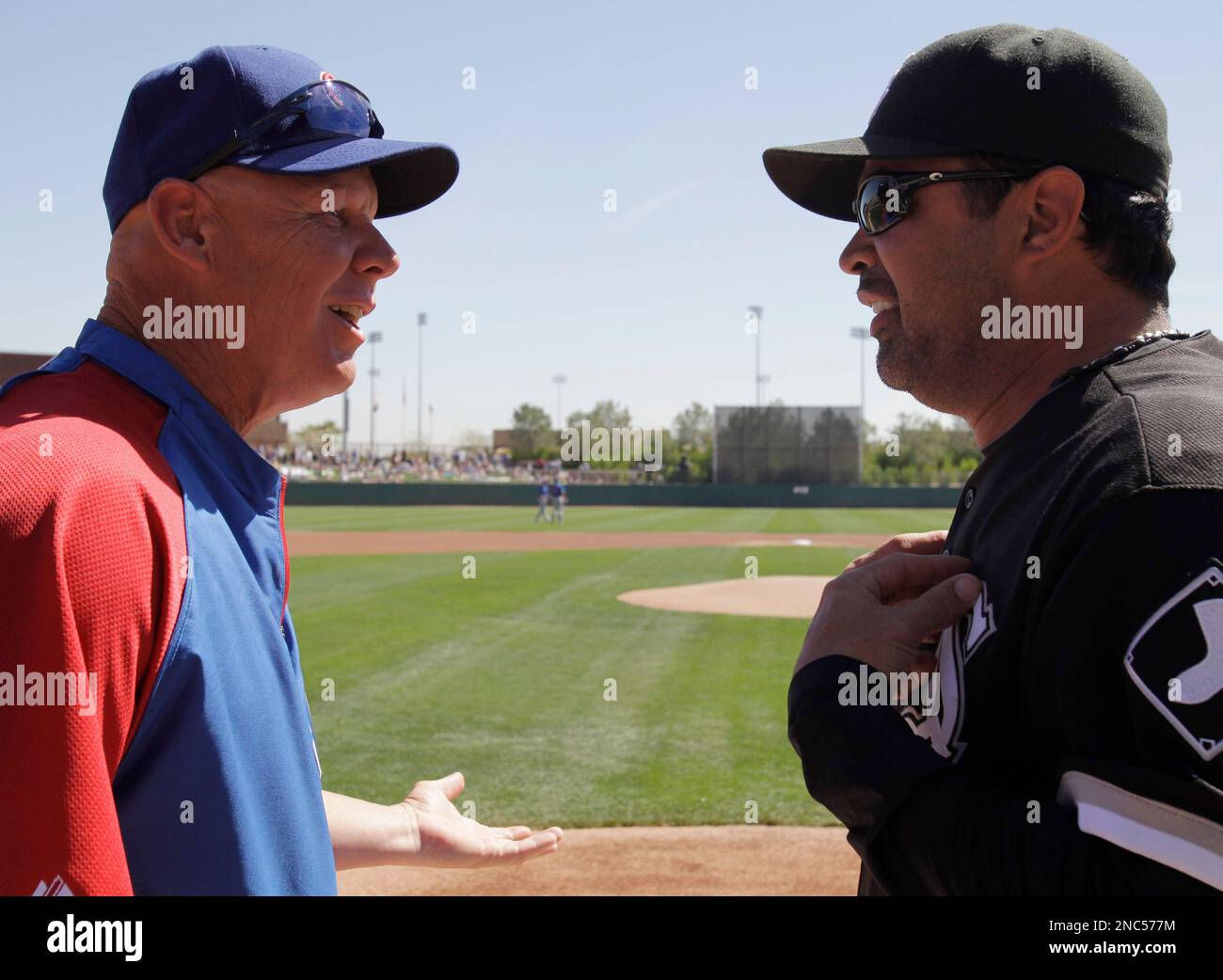 Chicago Cubs manager Mike Quade, left, talks with Chicago White Sox ...