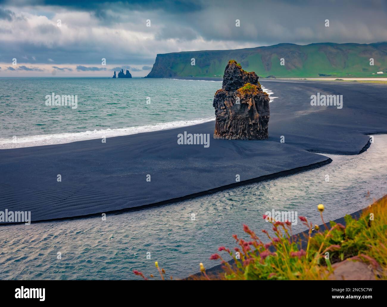 Impressive summer view of nature reserve - Reynisfjara Beach, Vik ...