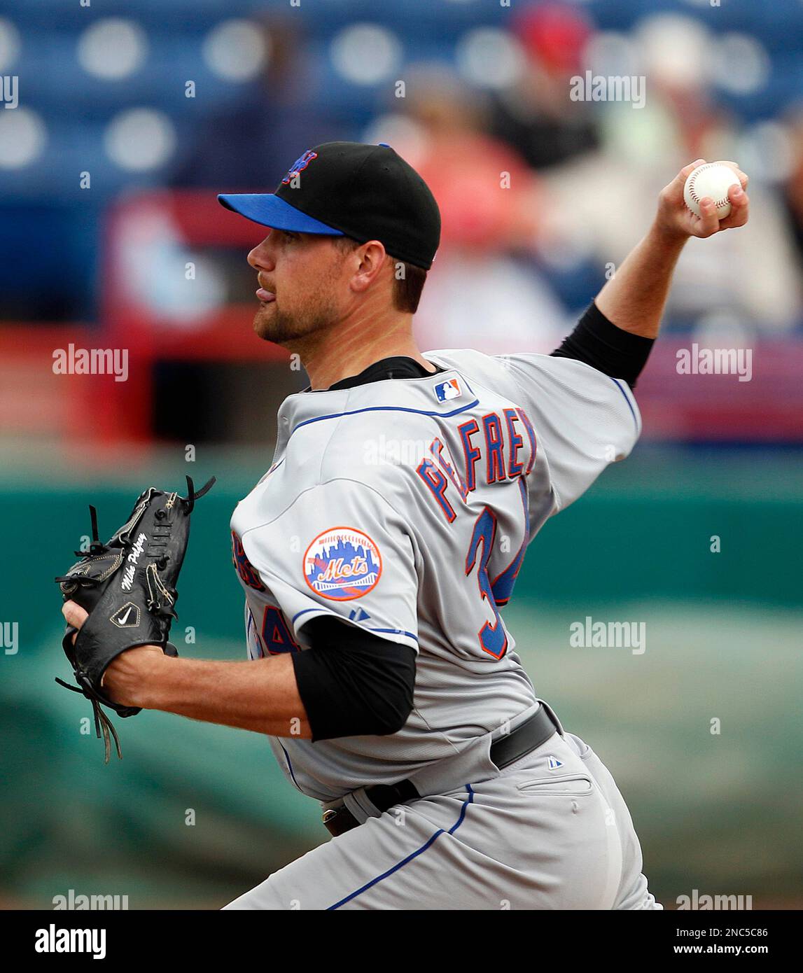 New York Mets starting pitcher Mike Pelfrey throws during the fifth ...