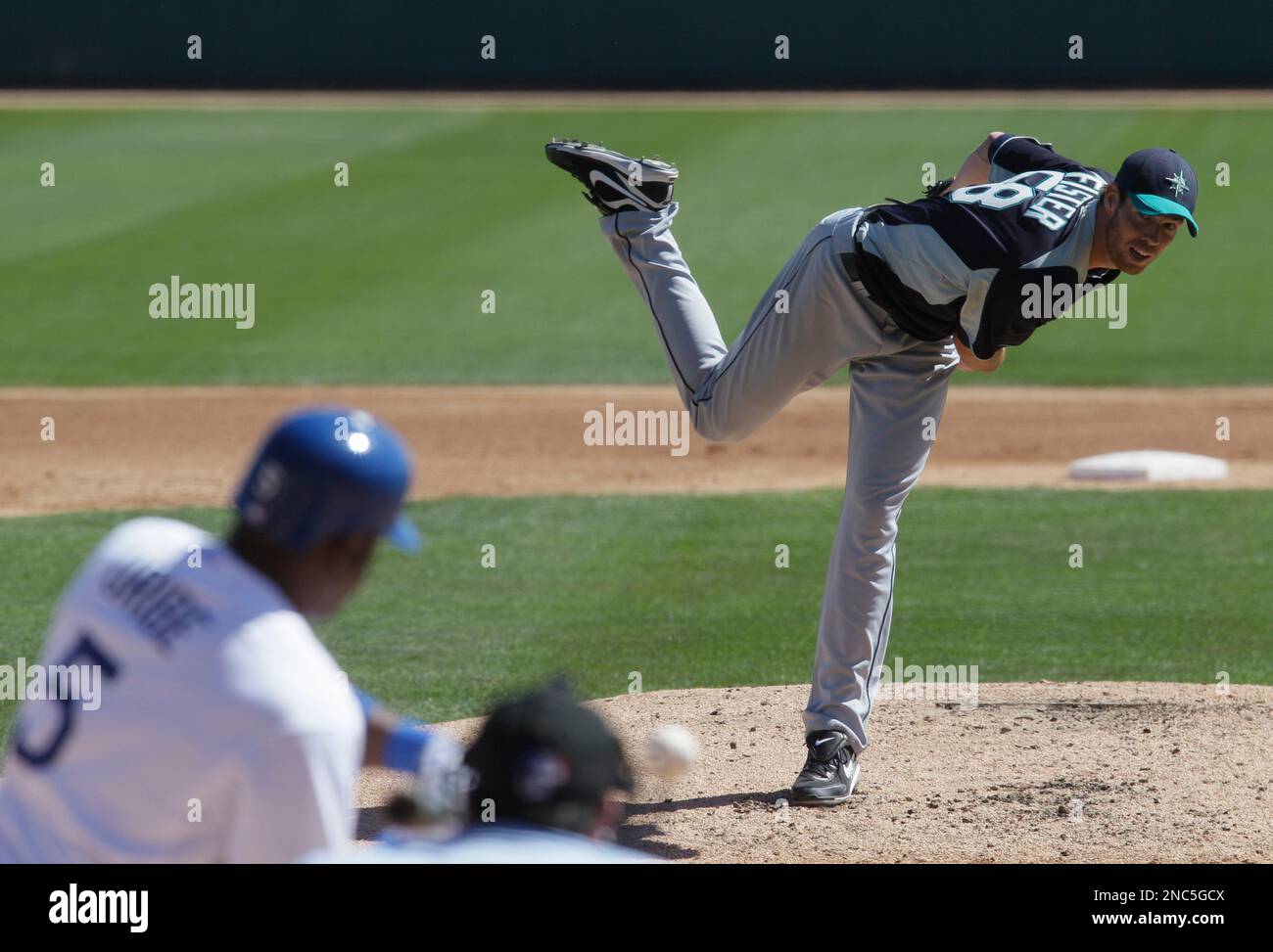 Seattle Mariners starting pitcher Doug Fister throws against Los ...