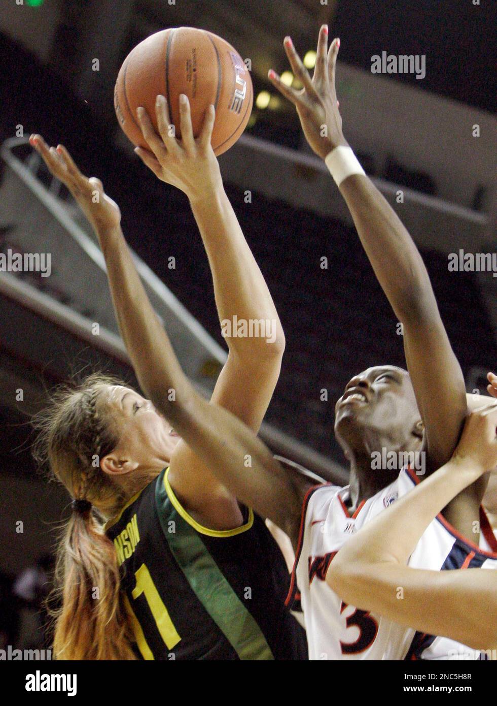 Oregon forward Amanda Johnson (11) and Arizona forward Ify Ibekwe (3 ...