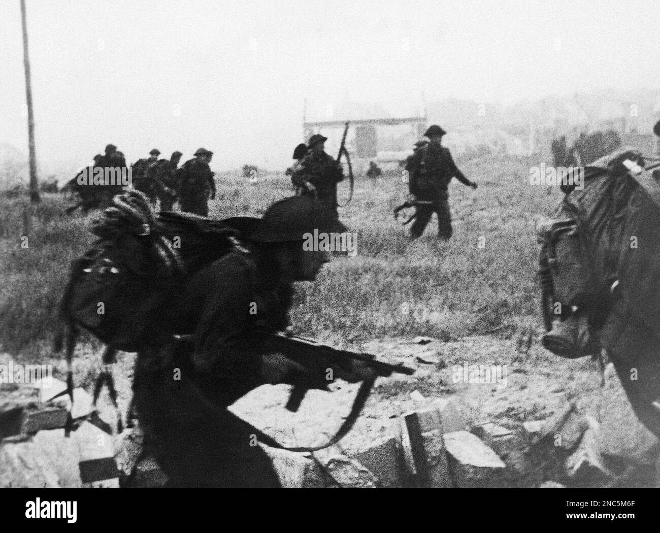 British Commando troops landing on the Normandy beachhead on D-day ...