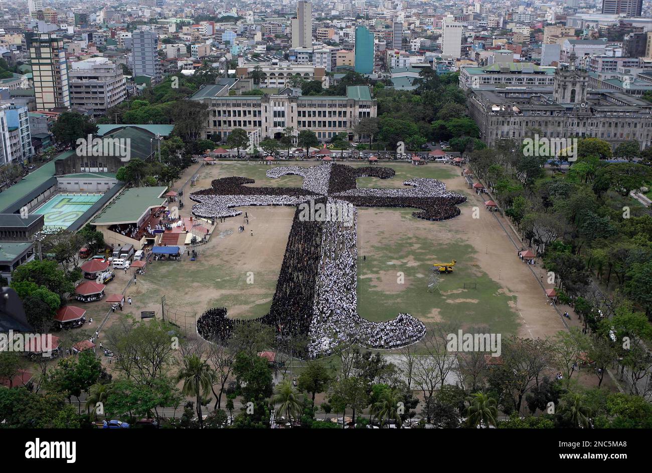 Filipino students, employees, administrators and seminarians from the ...