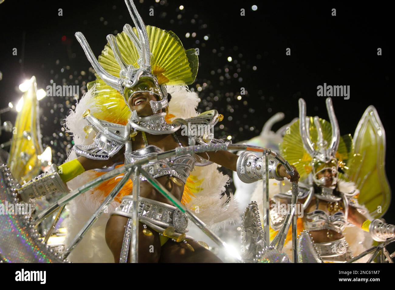 Dancers perform on a Sao Clemente samba school float during a carnival ...