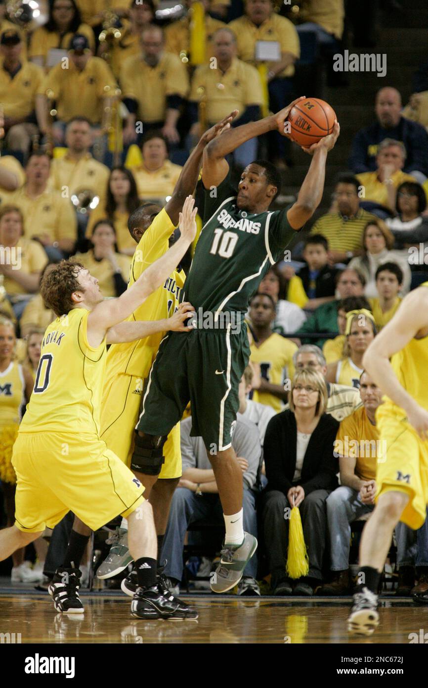 Michigan's Zack Novak (0) and Tim Hardaway put the pressure on Michigan ...