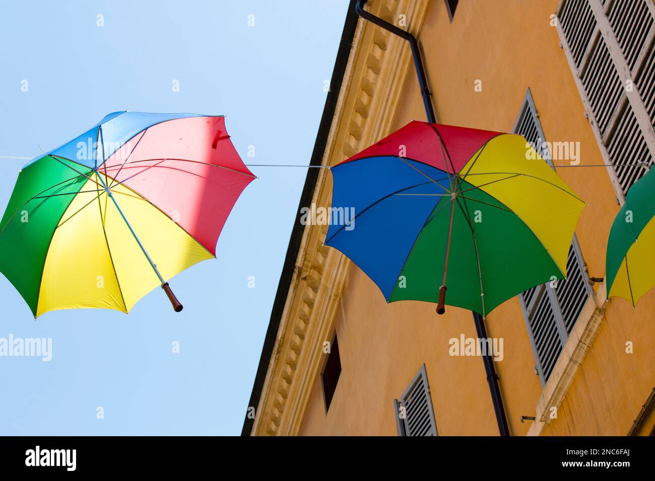 Ombrelli in strada hi-res stock photography and images - Alamy
