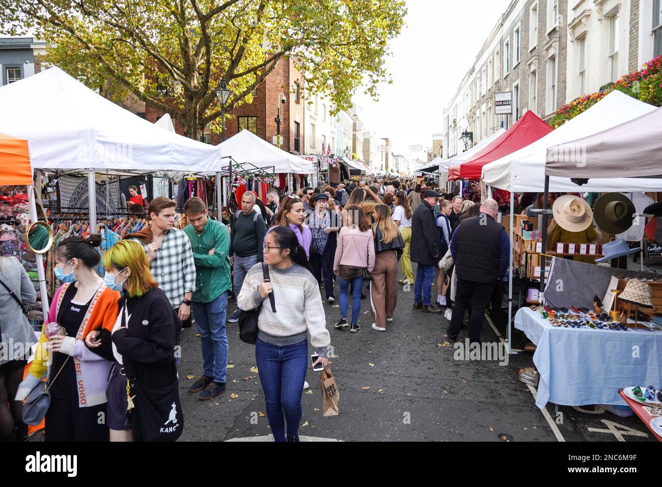 Second hand stalls in Portobello Road Market in Notting Hill, London ...