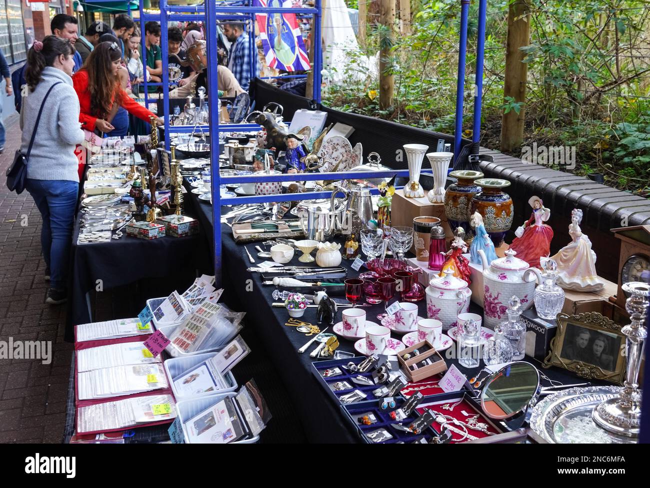 Second hand stalls in Portobello Road Market in Notting Hill, London ...