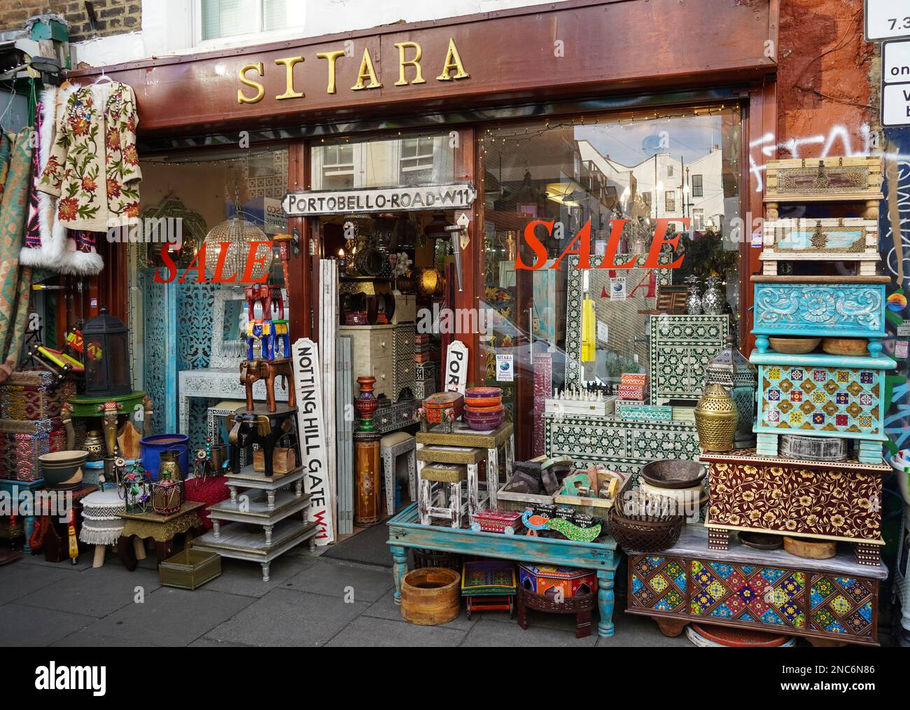 Vintage shop in Portobello Road Market in Notting Hill, London England ...