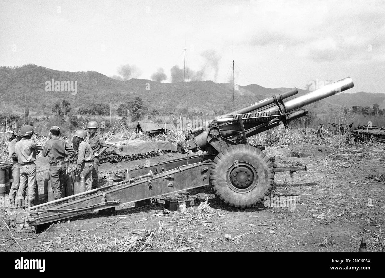 US Artillery (155) guns, served by Vietnamese soldiers, at artillery ...