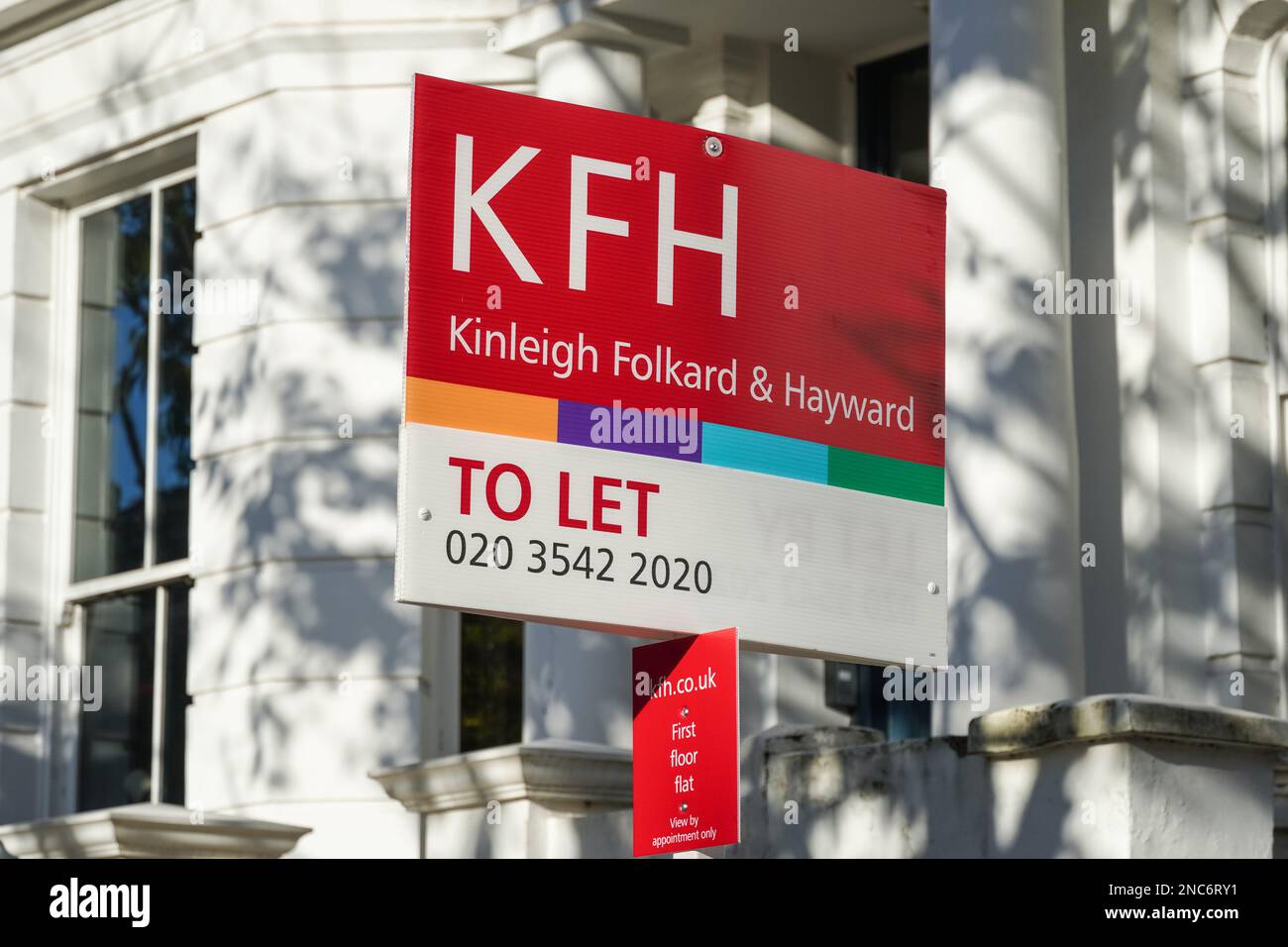Real estate sign To Let outside terraced houses in Kensington London ...