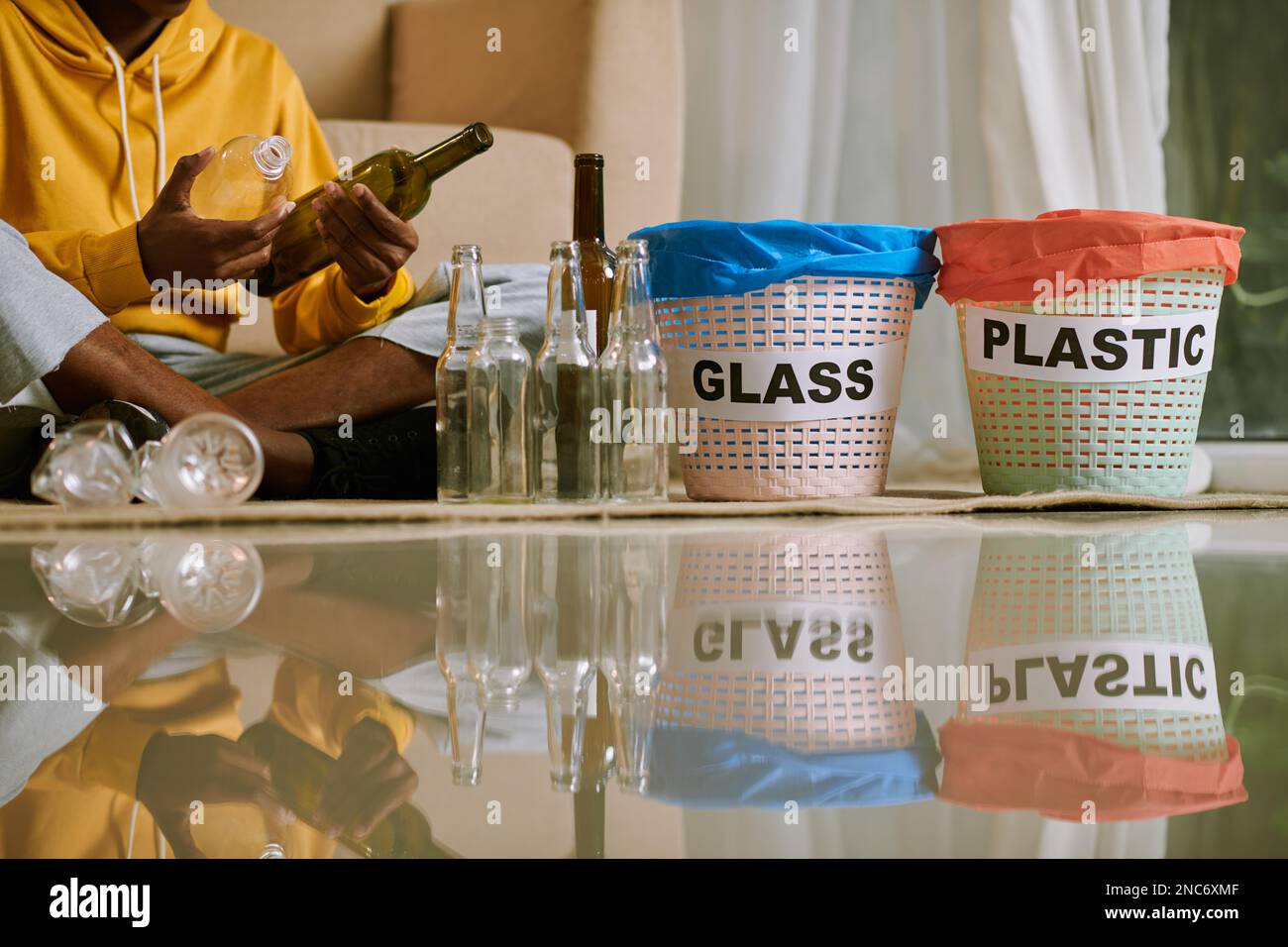 Home waste buckets hi-res stock photography and images - Alamy