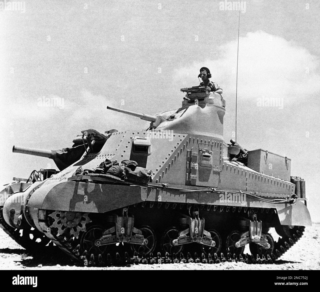 American General Lee tank of an Hussar regiment on the El Alamein ...