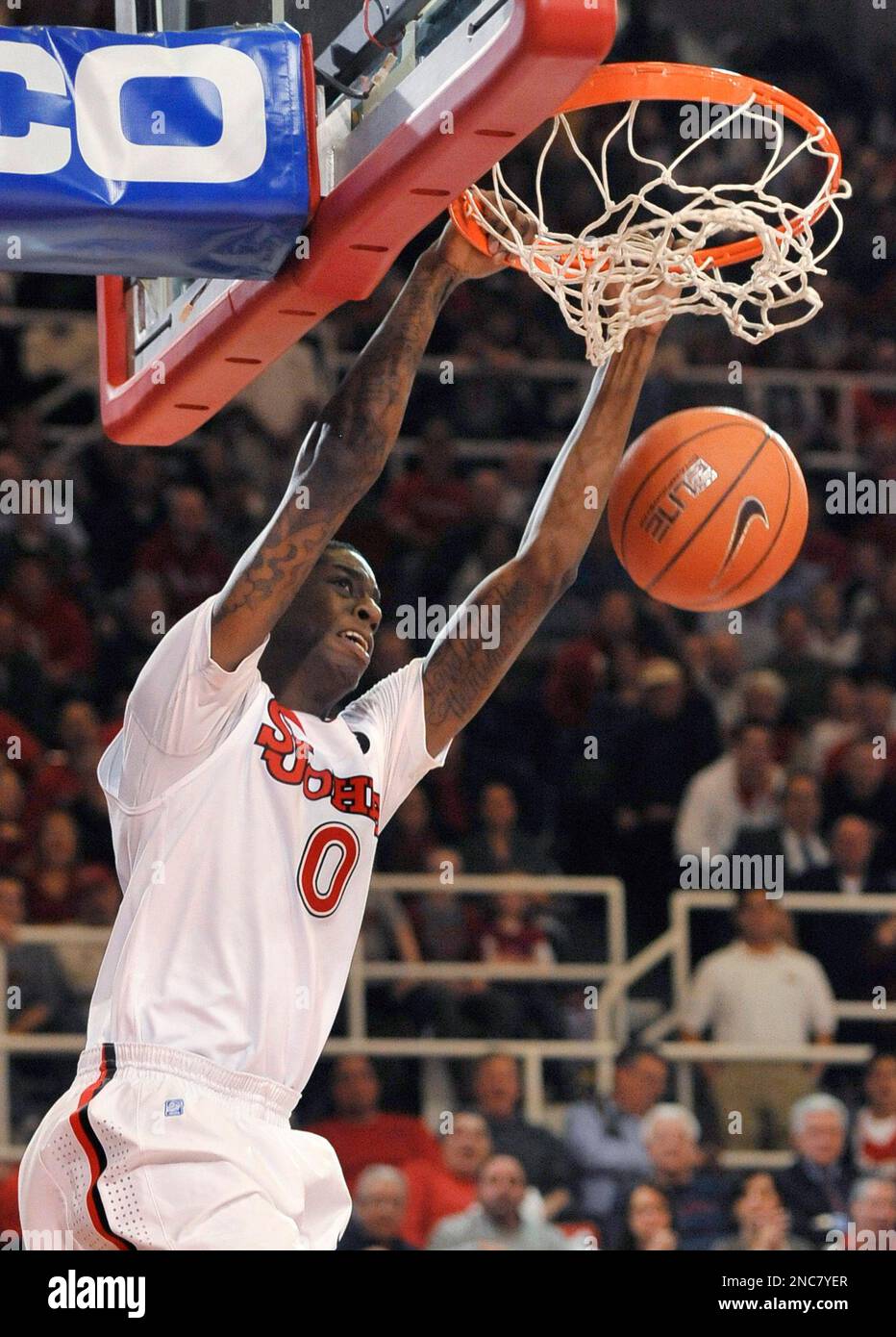 St. John's Dwayne Polee Jr. dunks during the second half of an NCAA ...