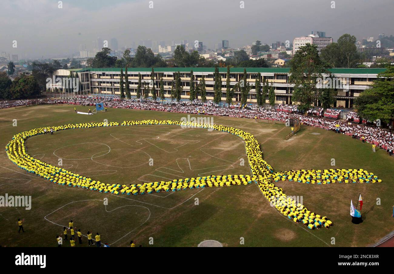 Hudreds of high school students from Rizal National High School form a ...