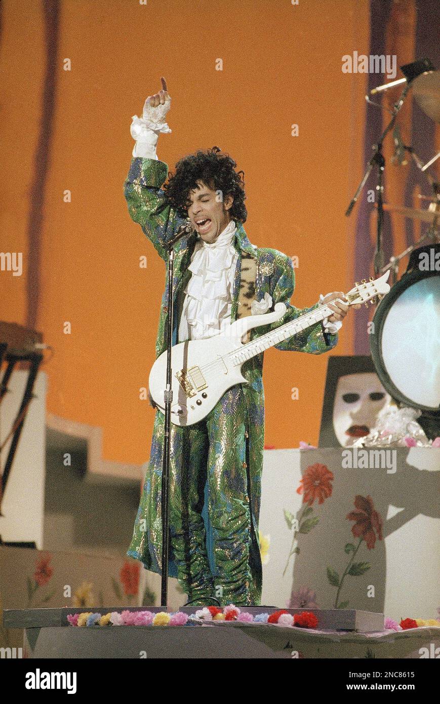 Singer Prince performs at the American Music Awards in Los Angeles, Jan ...