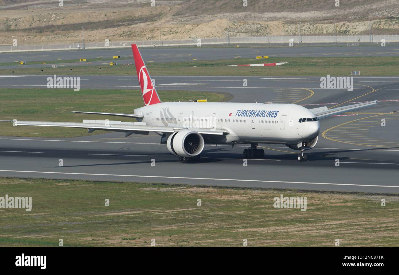 ISTANBUL, TURKIYE - OCTOBER 01, 2022: Turkish Airlines Boeing 777-3F2ER (44128) landing to ...