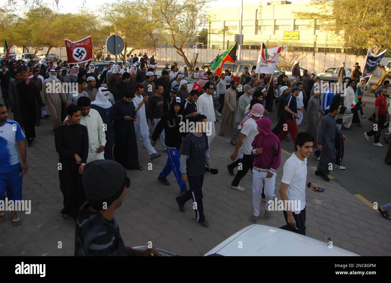 Hundreds of stateless residents of Kuwait demonstrate for their rights ...