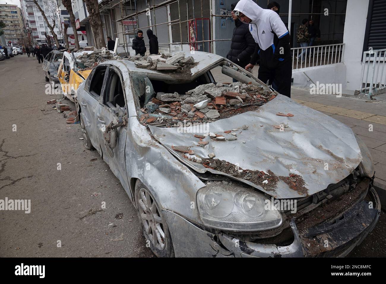 Earthquake building crushed car hi-res stock photography and images - Alamy