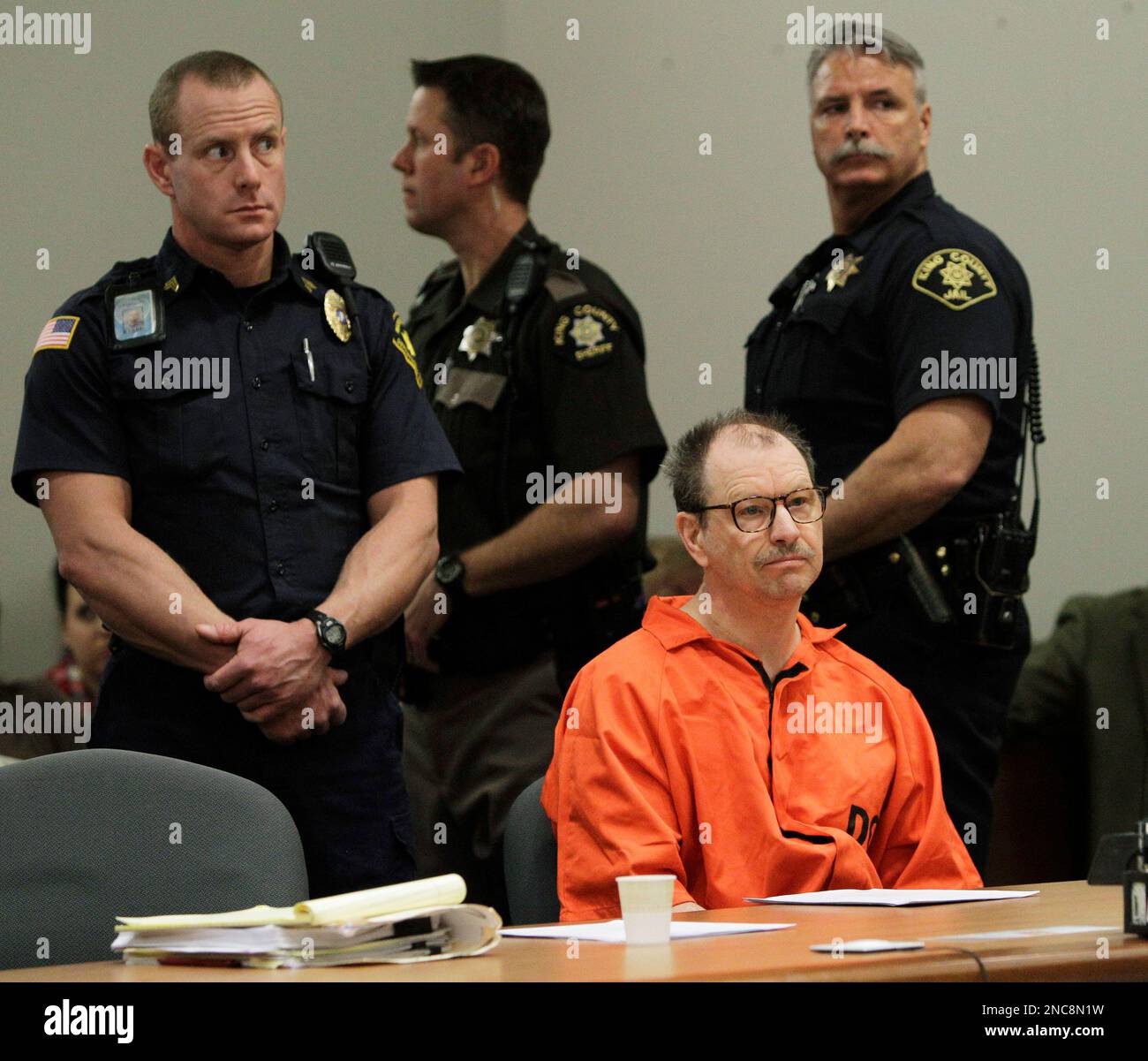 Surrounded by officers, Green River Killer Gary Ridgway sits in court ...