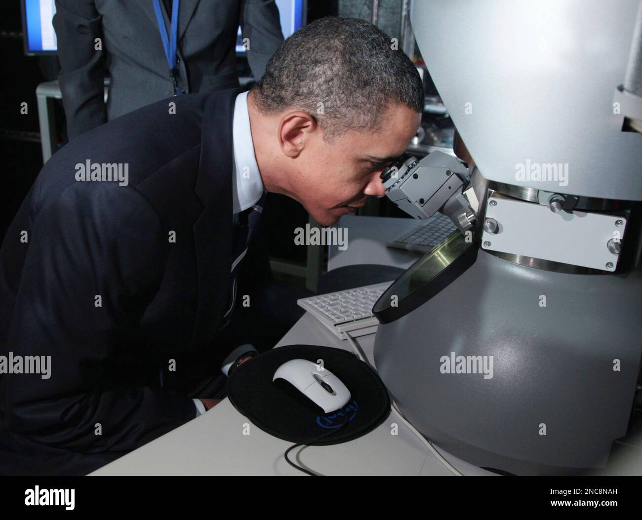 President Barack Obama looks through a transmission electron microscope ...
