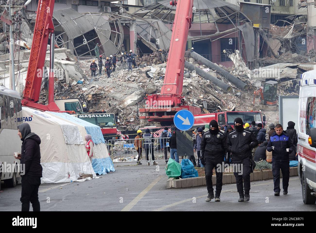 Destroyed shopping mall hi-res stock photography and images - Alamy