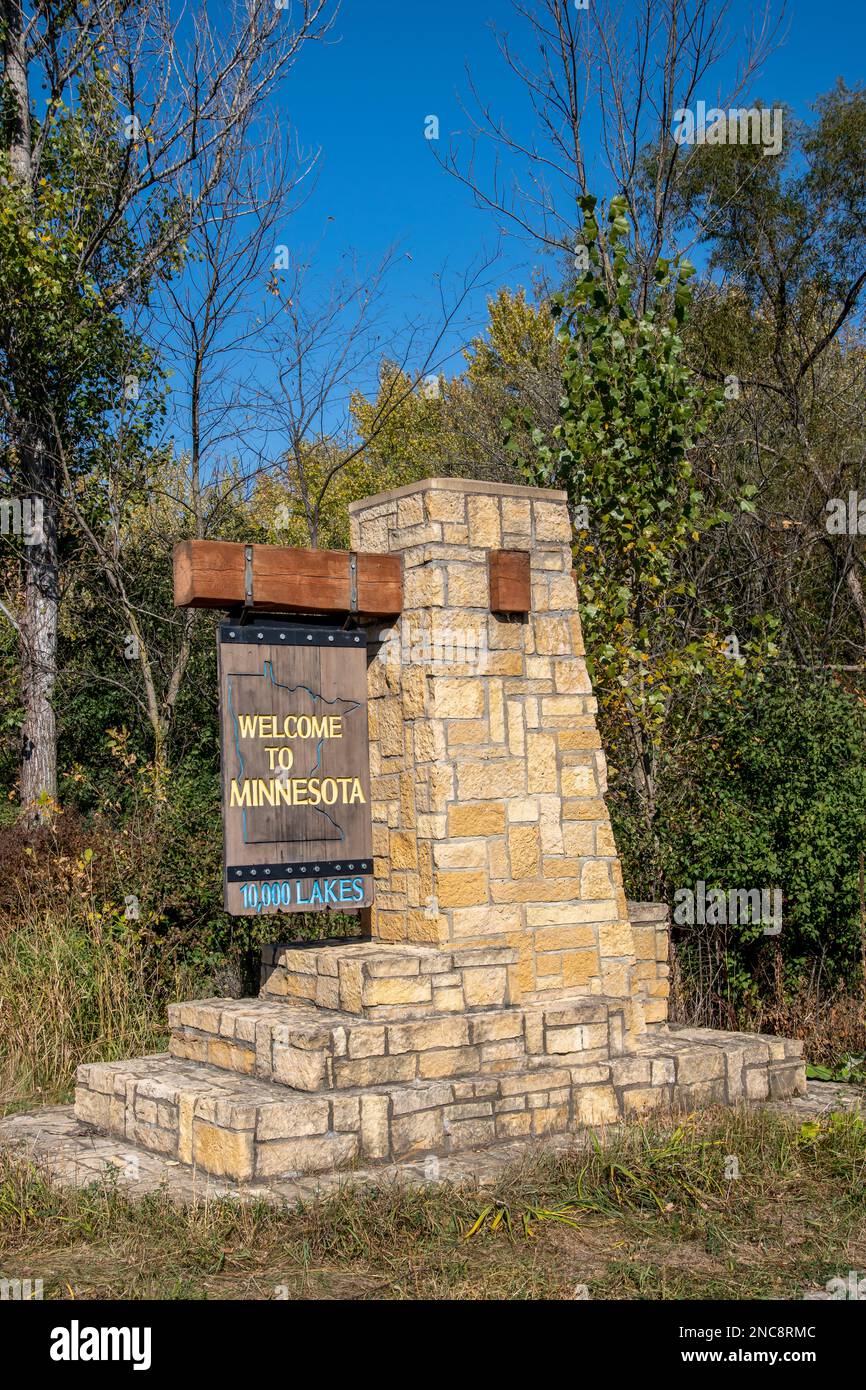 Minnesota, USA. Welcome to Minnesota border sign Stock Photo - Alamy