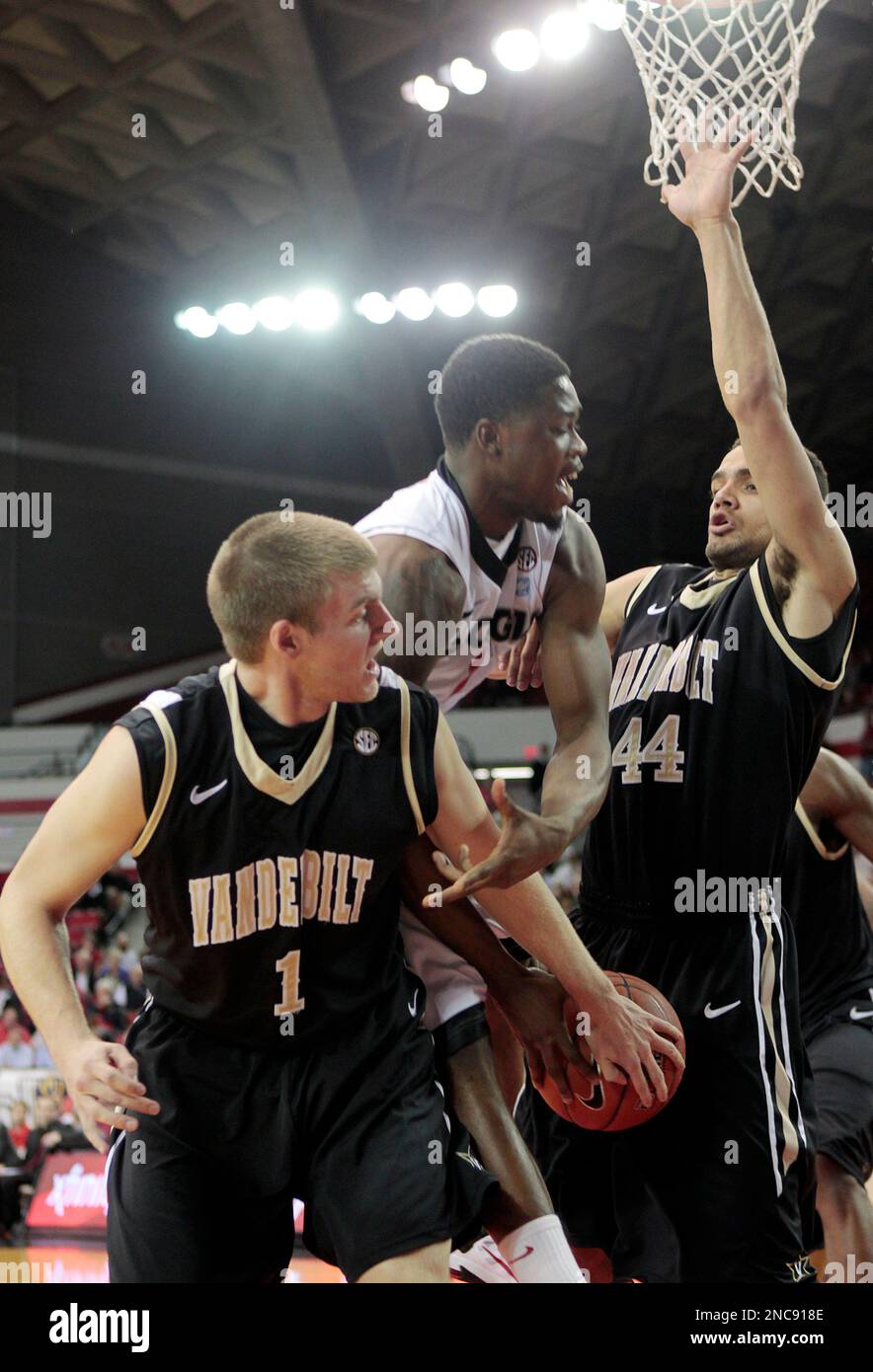 Georgia guard Travis Leslie (1), center, goes between Vanderbilt guard ...