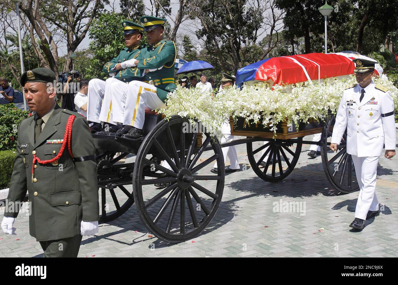 Military escort the flag-draped coffin of ret. Gen. Angelo Reyes during ...
