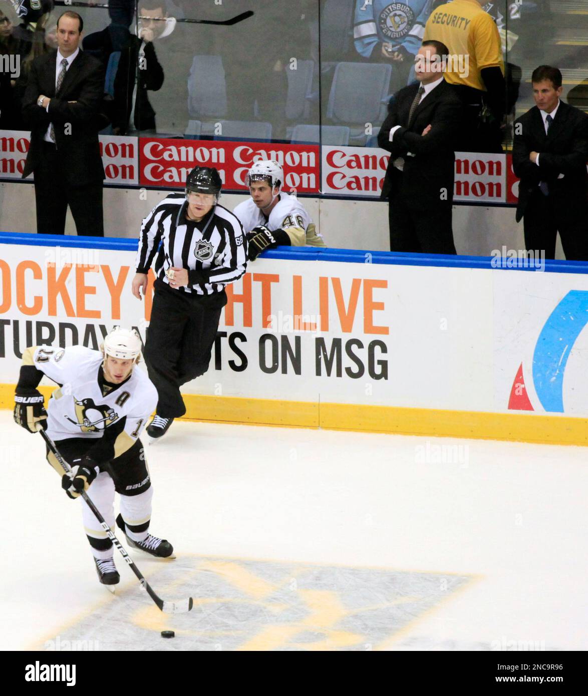 Pittsburgh Penguins head coach Dan Bylsma, second from right, looks on ...