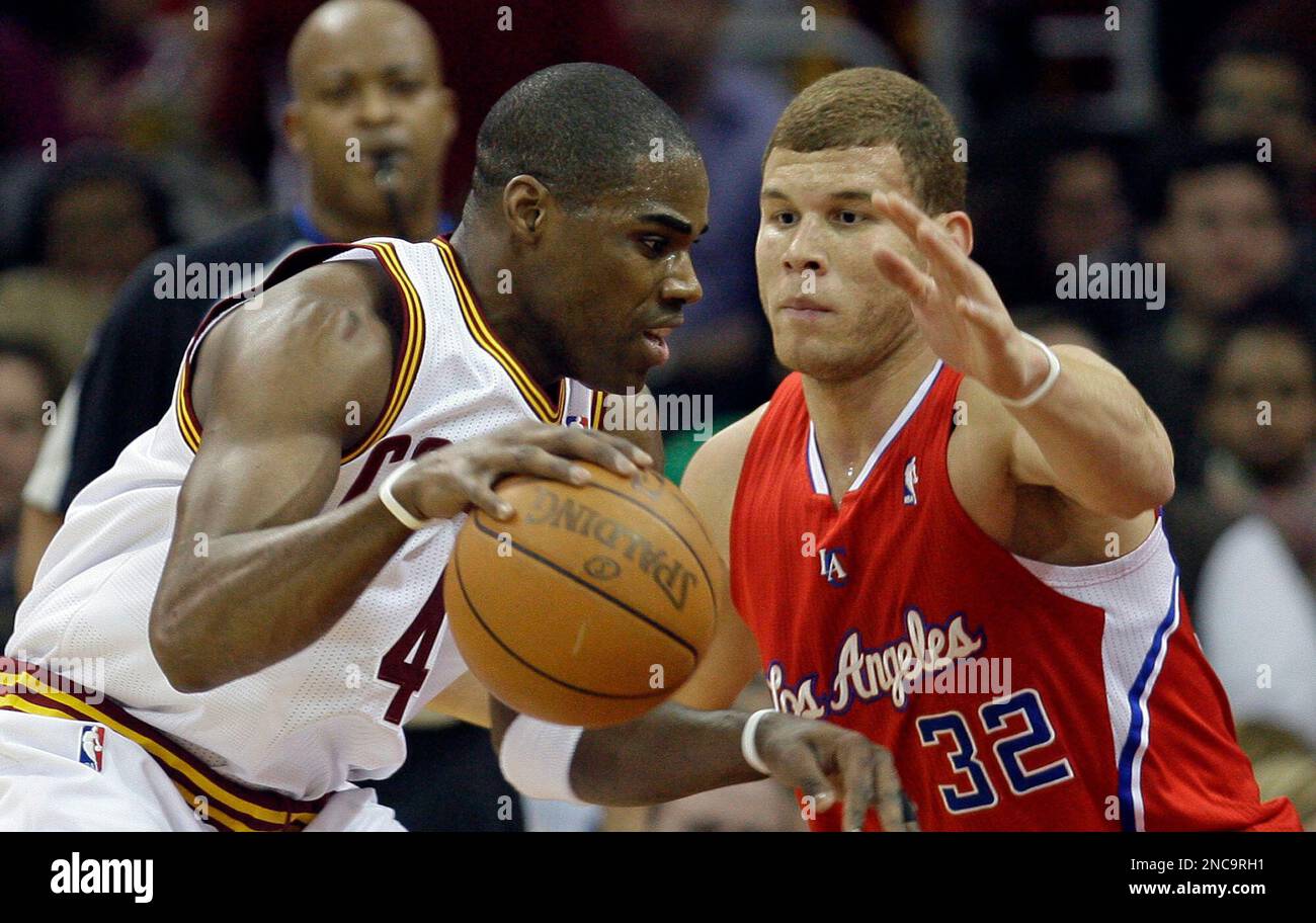 Cleveland Cavaliers' Antawn Jamison, left, drives past Los Angeles ...