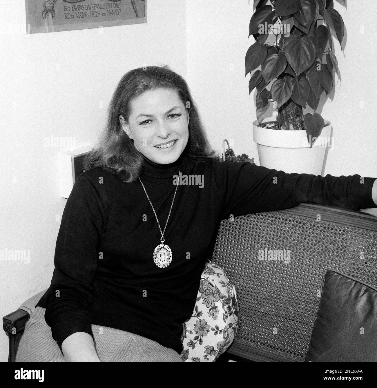 Fame beauty looking at camera smiling sitting hi-res stock photography ...