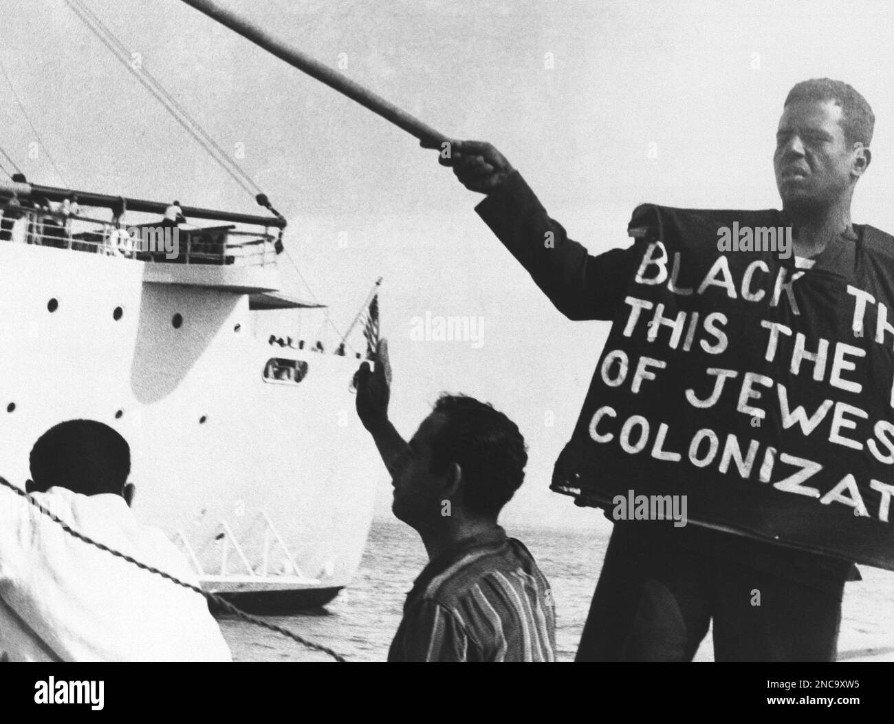 An Egyptian dock worker pickets at the Suez Canal, May 5, 1960. (AP ...