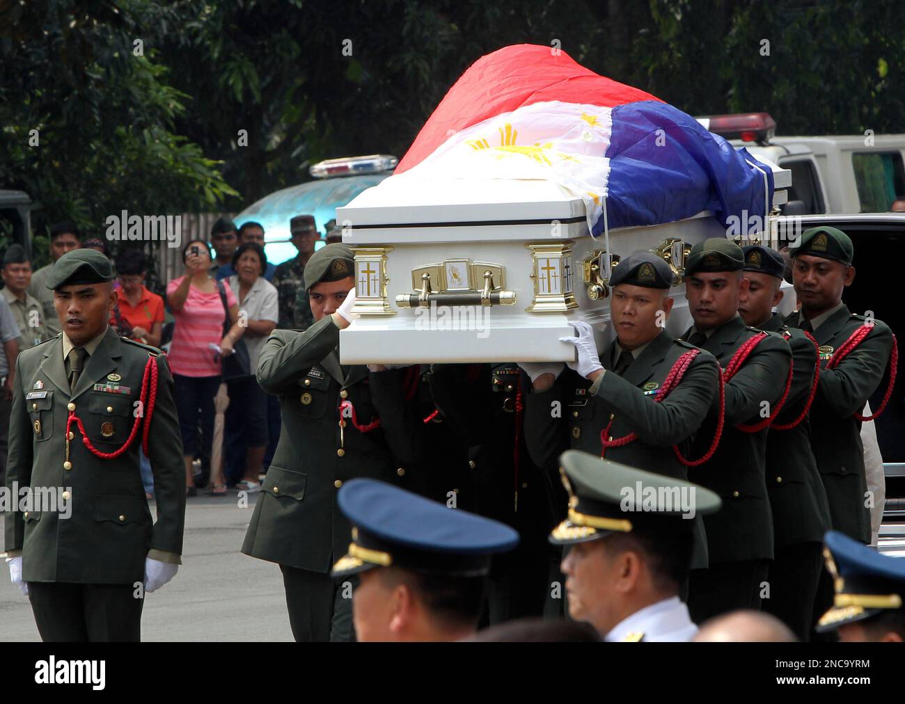 Pallbearers carry the flag-draped coffin of former Philippine armed ...