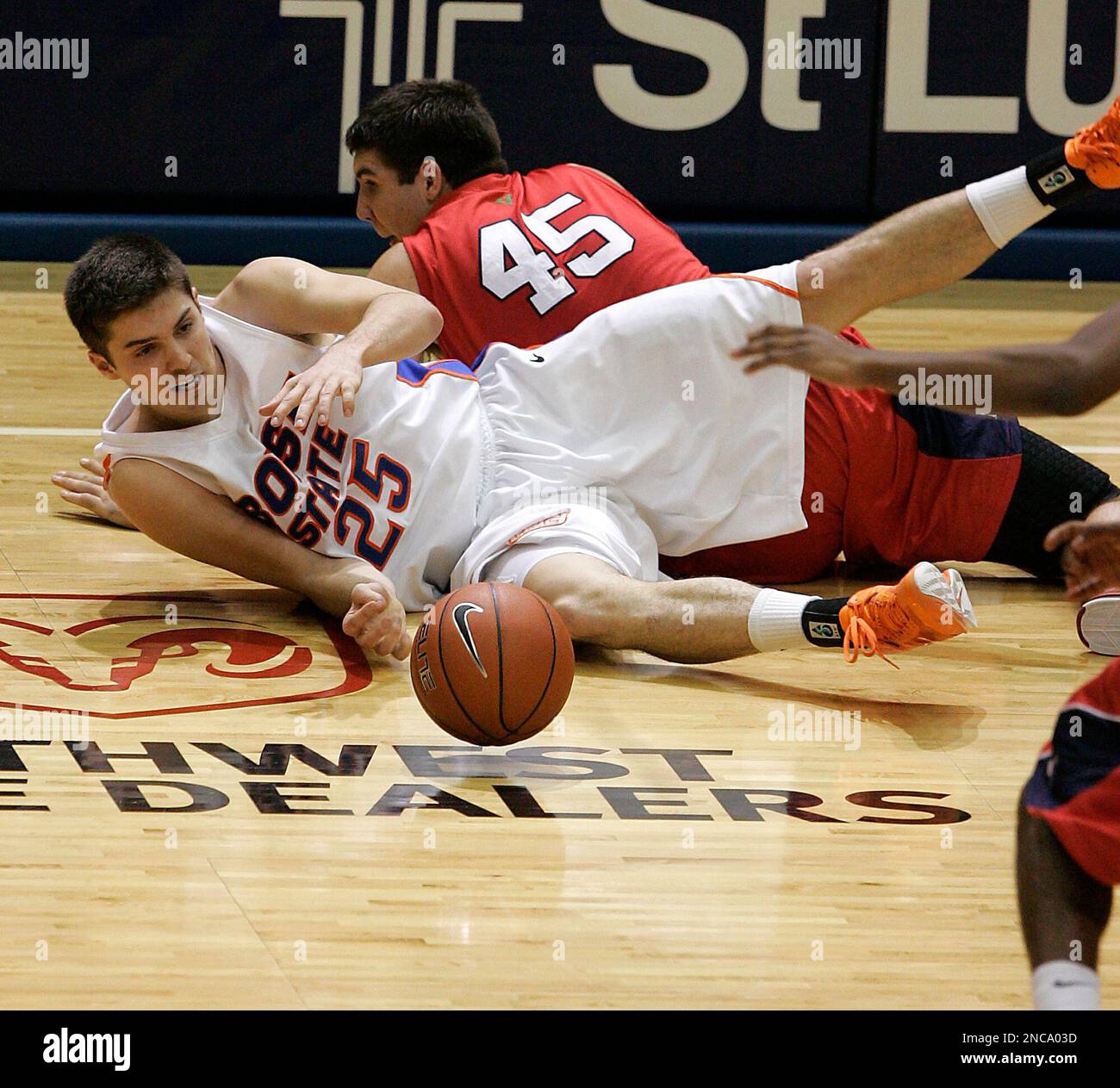 Boise State's Paul Noonan (25) goes after a loose ball against Fresno ...