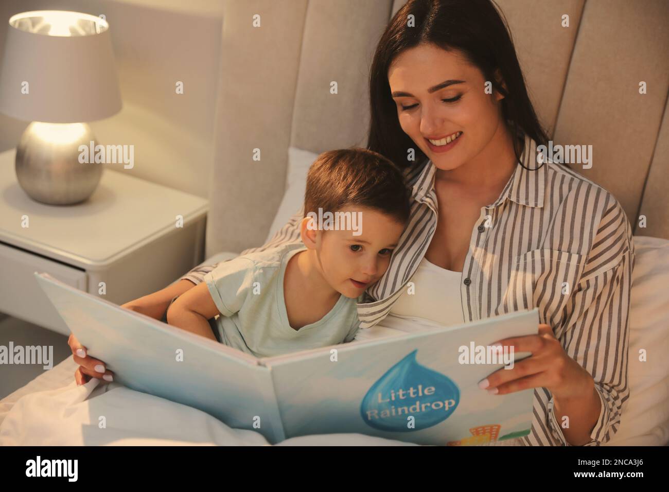 Mum reading to child bedtime night hi-res stock photography and images ...