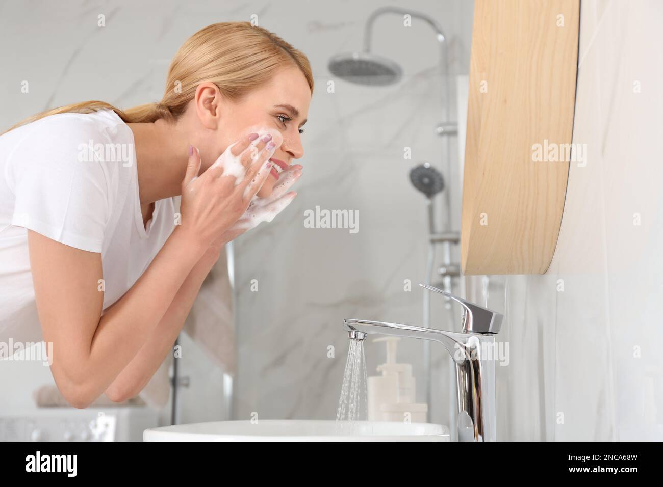 Lady washing face hi-res stock photography and images - Alamy
