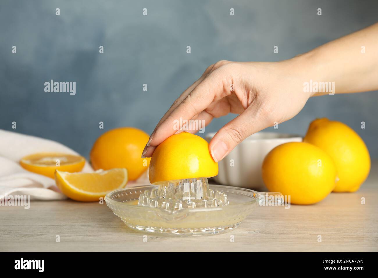 Squeezing lemons lemonade hi-res stock photography and images - Alamy