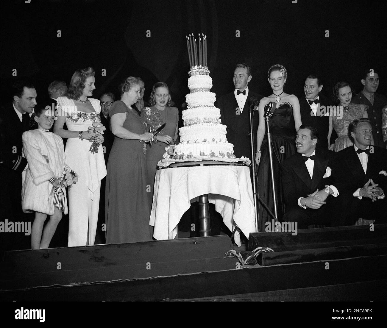 Knife poised, Mrs. Bess Truman, wife of the U.S. president, begins ...