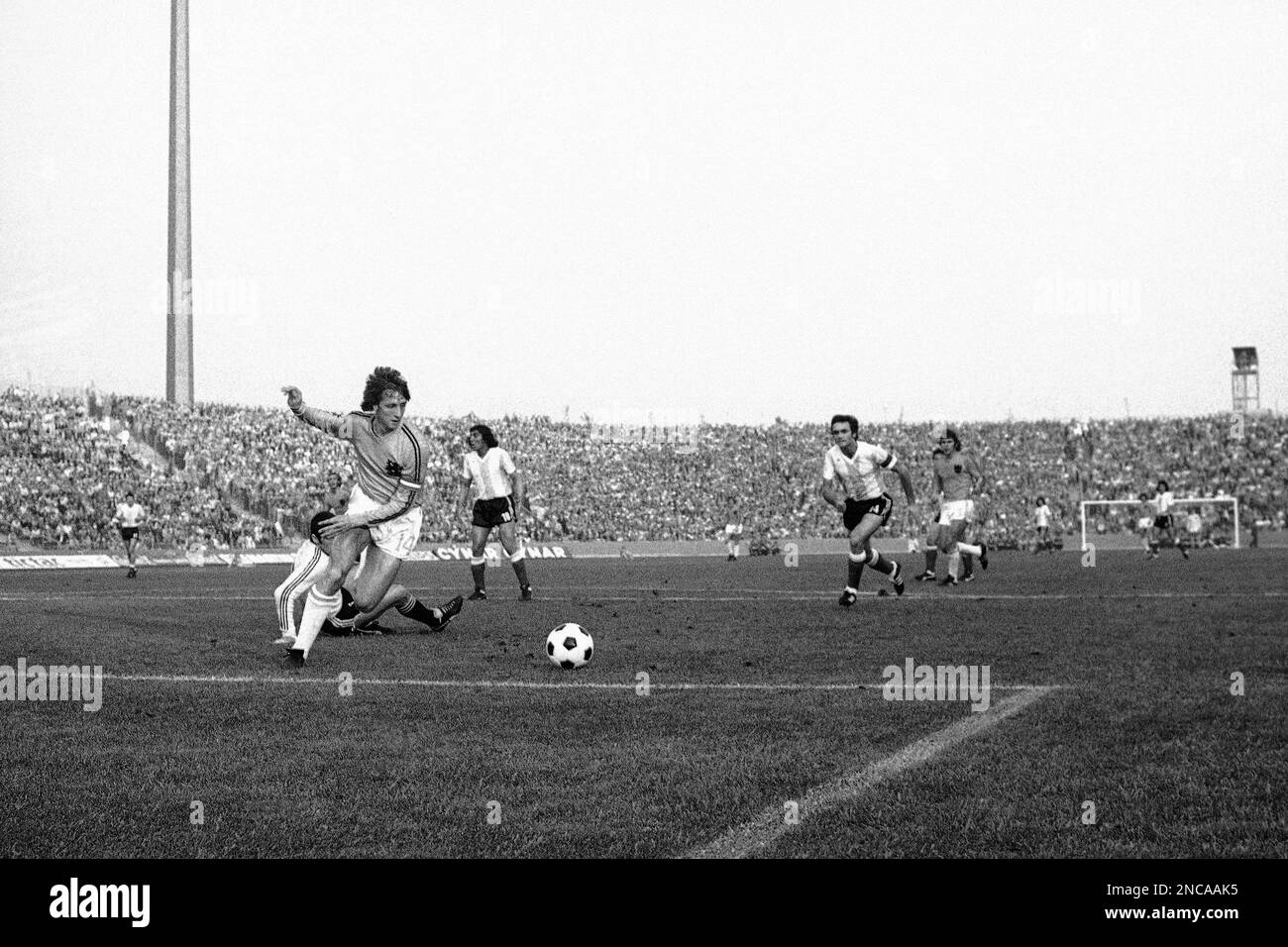 Dutch forward Hendrik Johannes Cruijff "Johan Cruyff" avoids Argentina ...