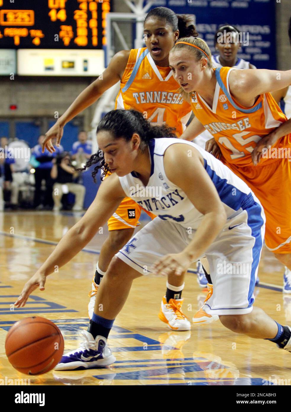 Kentucky's Jennifer O'Neill, bottom, goes after a loose ball in front ...