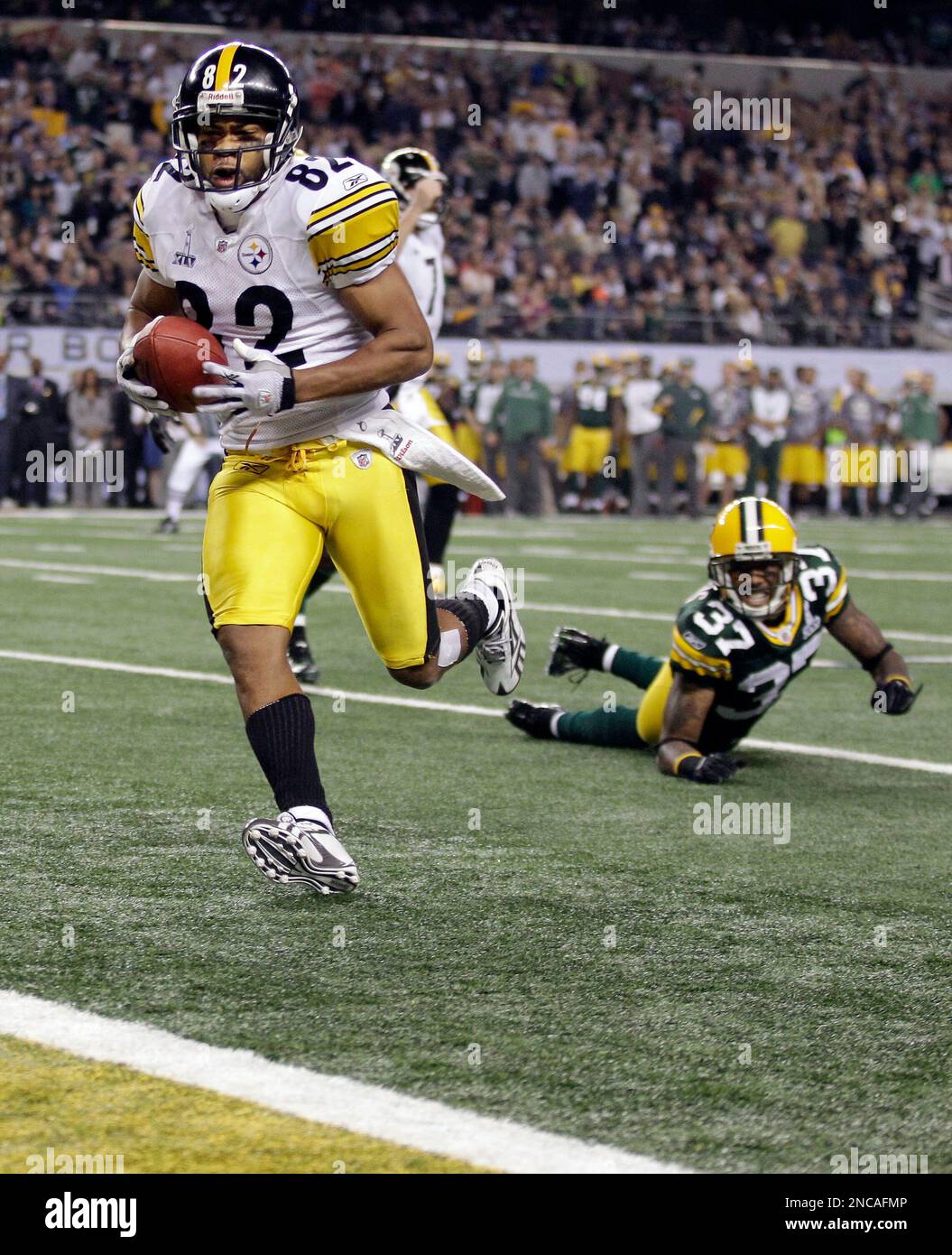 Pittsburgh Steelers' Antwaan Randle El runs away from Sam Shields for a ...