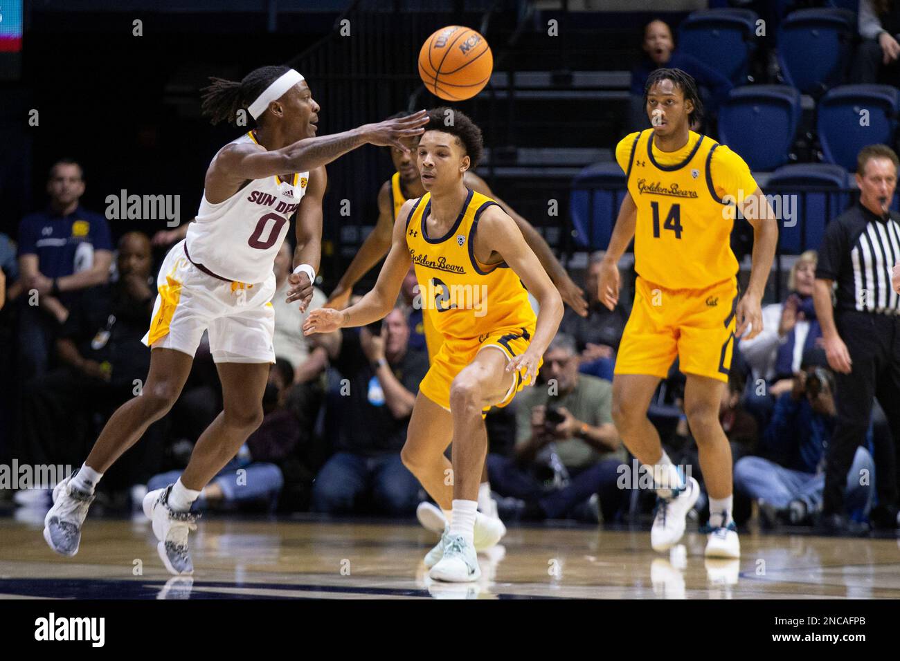 Arizona State guard DJ Horne (0) passes away from defensive pressure by ...