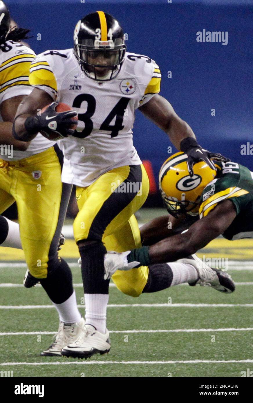 Pittsburgh Steelers' Rashard Mendenhall (34) runs the ball as Green Bay ...