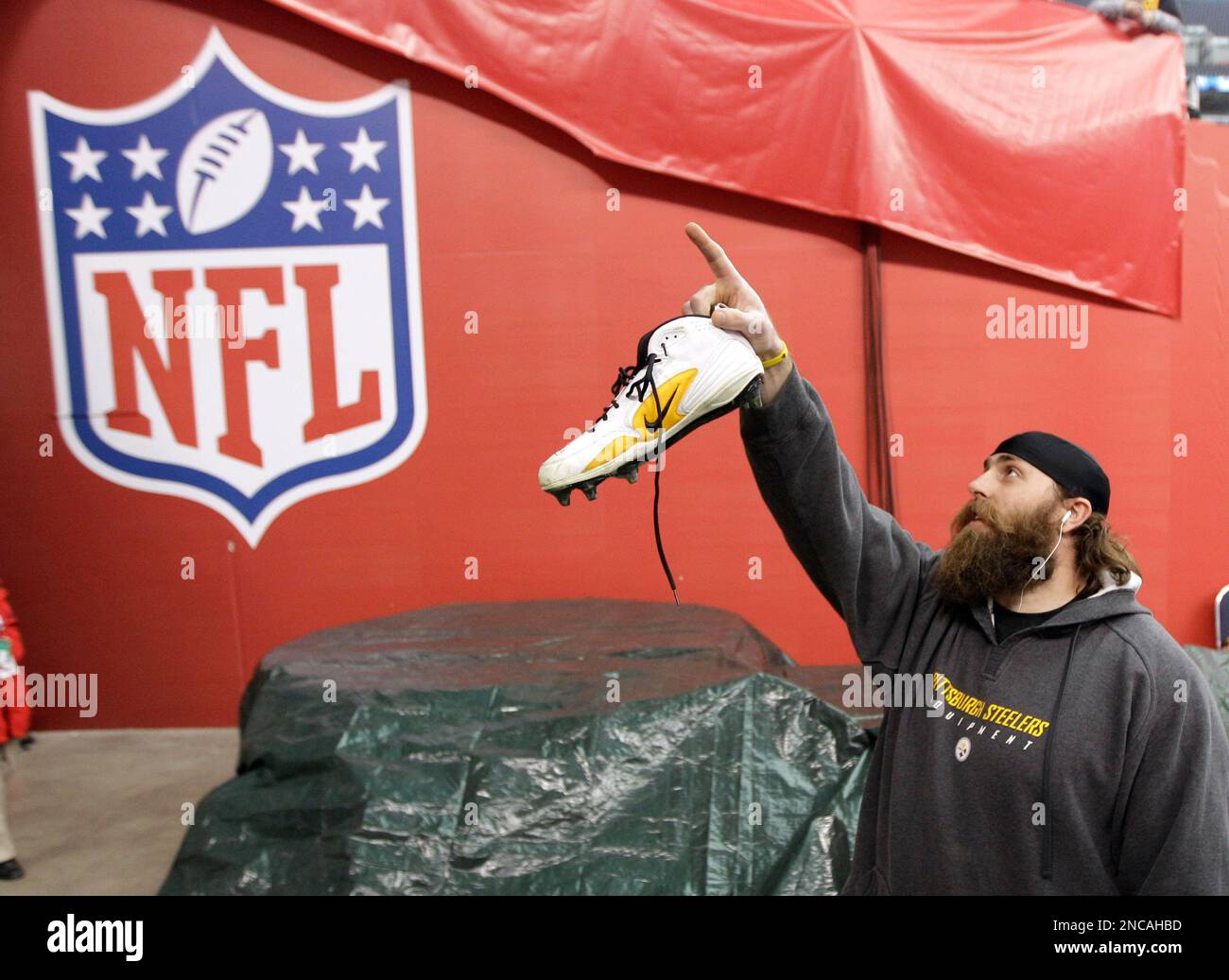 Pittsburgh Steelers' Brett Keisel points to a fan before the NFL ...